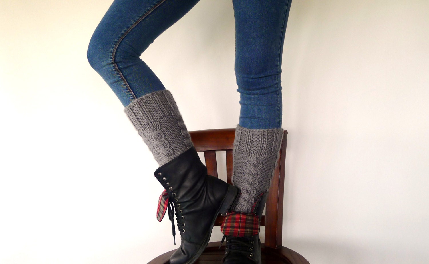 Calentadores tejidos a dos agujas en punto de ochos