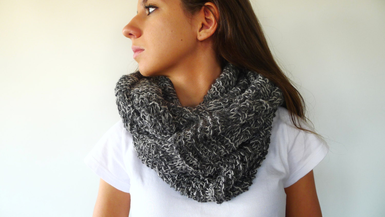 Bufanda redonda hecha a mano. Bufanda gris de punto. Bufandas
