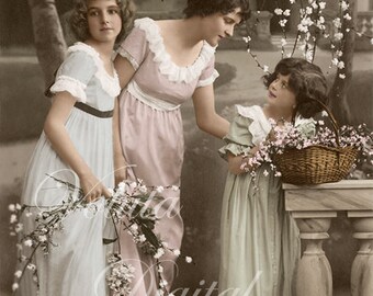 Hanni and Grete Reinwald with mother under the blossoms.