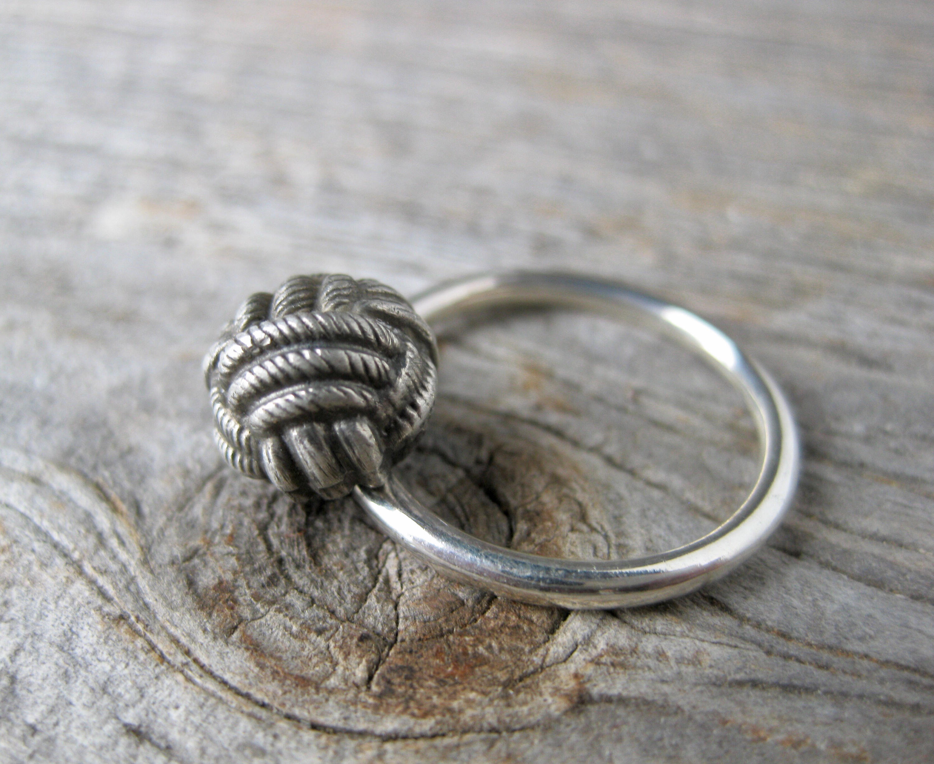 Fidget spinner ring monkey fist KNOT Victorian Button ring