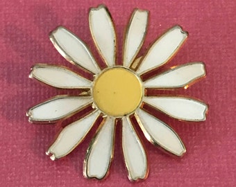 Daisy pin | Etsy