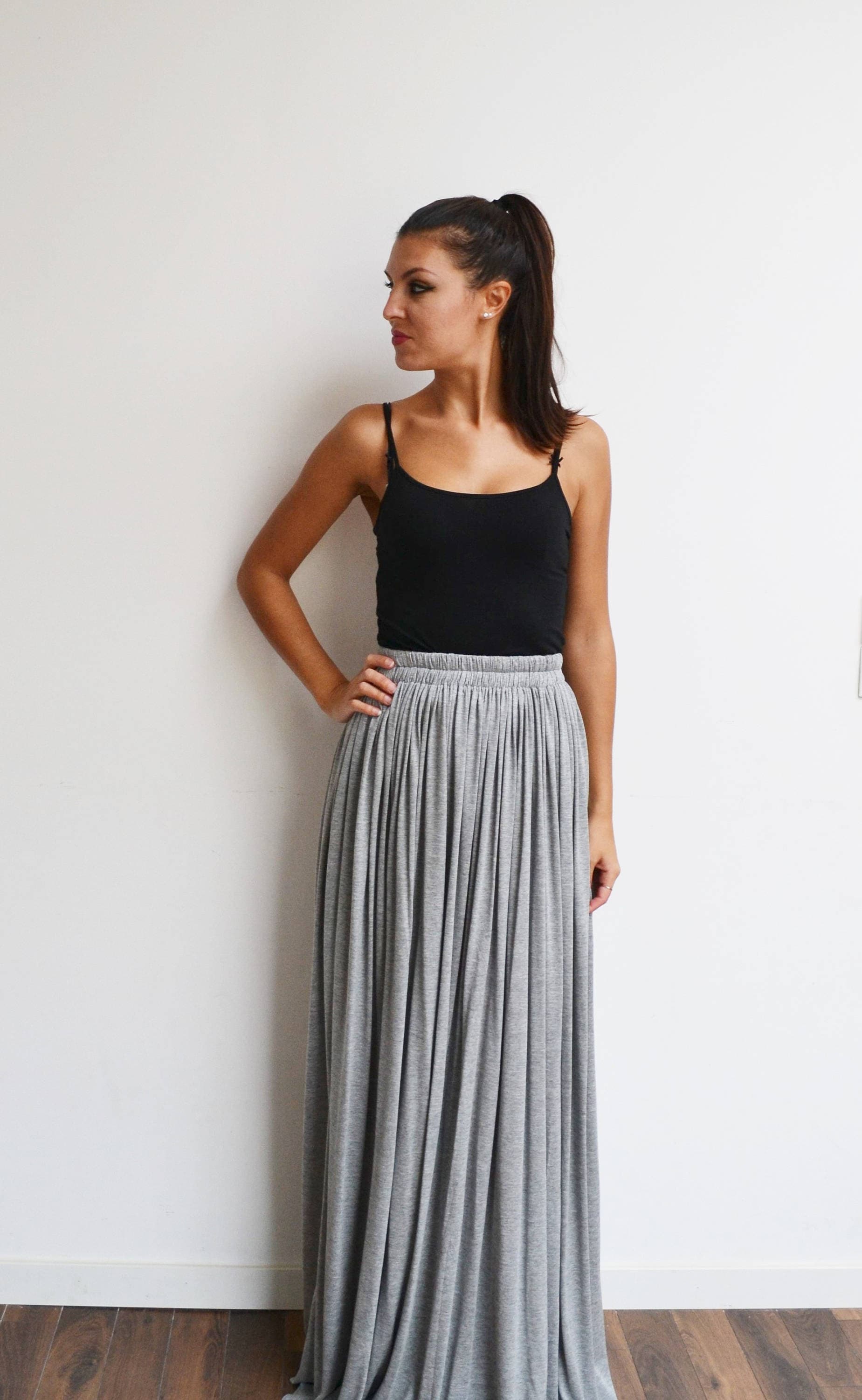 Maxi jupe longue grise taille haute plissée fluide en jersey Maxi jupe longue grise taille haute plissée fluide en jersey